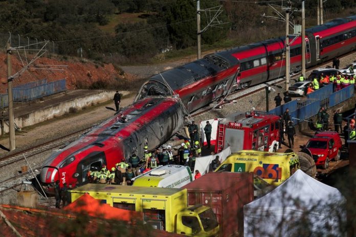 Se elevan a 39 los muertos en el accidente de tren del domingo en ...